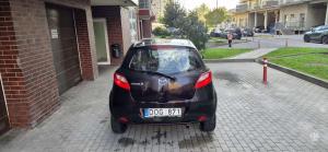 Red Mazda 2 2009 in Vilnius, with an engine capacity of 1.35 L and mileage of 320 thousand km for 499 €, photo 7 on AUTOMOTO.COM.LV
