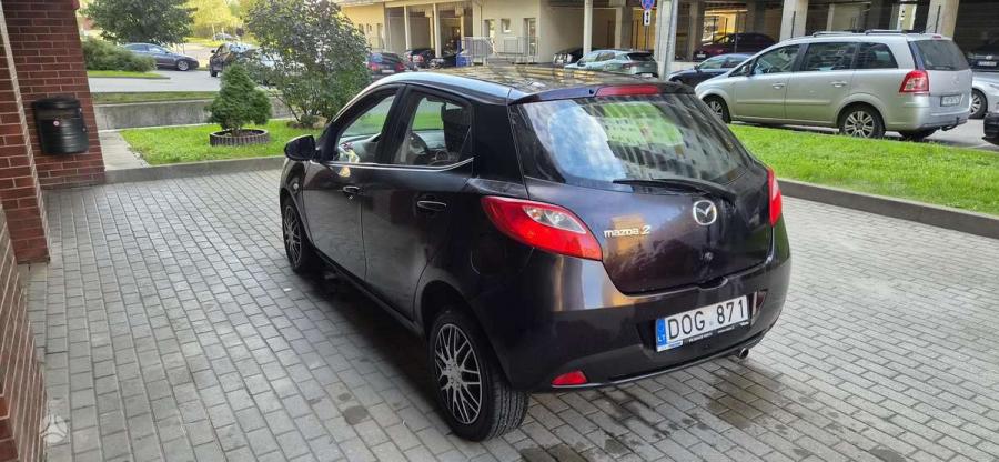 Red Mazda 2 2009 in Vilnius, with an engine capacity of 1.35 L and mileage of 320 thousand km for 499 €, photo 8 on AUTOMOTO.COM.LV