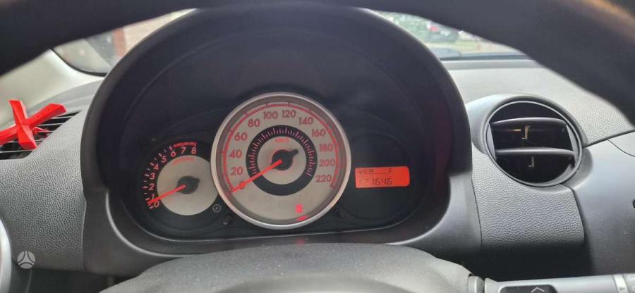 Red Mazda 2 2009 in Vilnius, with an engine capacity of 1.35 L and mileage of 320 thousand km for 499 €, photo 9 on AUTOMOTO.COM.LV