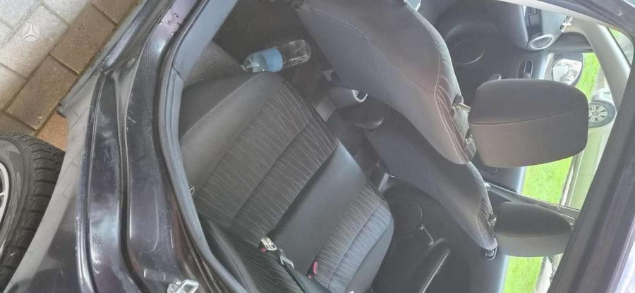 Red Mazda 2 2009 in Vilnius, with an engine capacity of 1.35 L and mileage of 320 thousand km for 499 €, photo 12 on AUTOMOTO.COM.LV