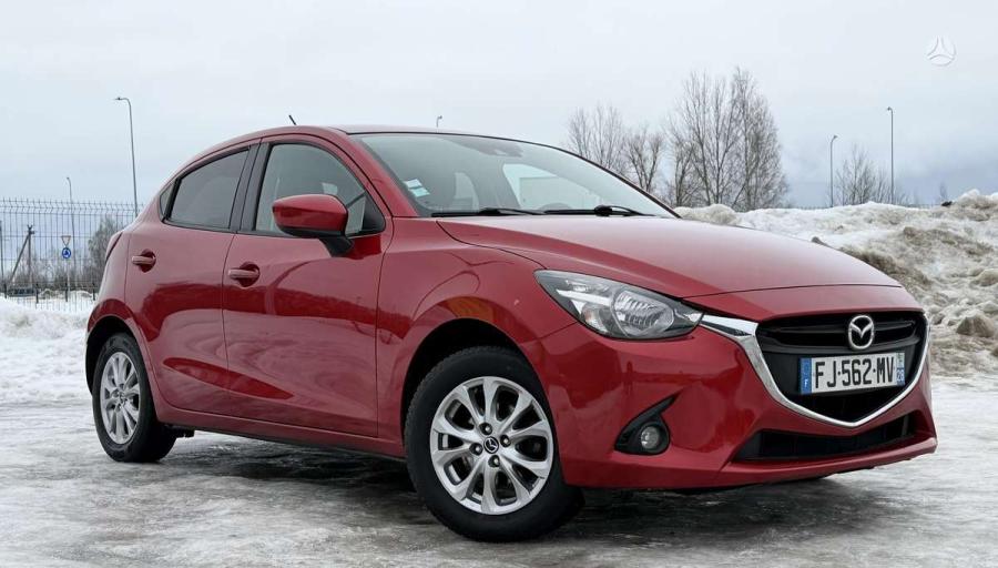 Red Mazda 2 2016 in Taurage, with an engine capacity of 1.50 L and mileage of 185 thousand km for 4600 €, photo 2 on AUTOMOTO.COM.LV