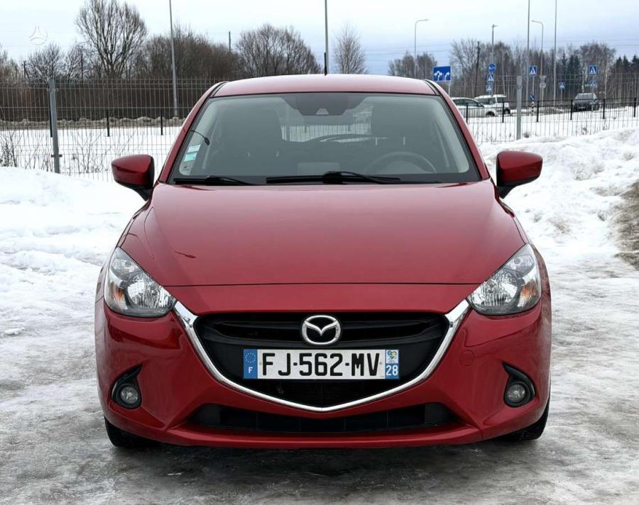 Red Mazda 2 2016 in Taurage, with an engine capacity of 1.50 L and mileage of 185 thousand km for 4600 €, photo 3 on AUTOMOTO.COM.LV