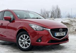Red Mazda 2 2016 in Taurage, with an engine capacity of 1.50 L and mileage of 185 thousand km for 4600 €, photo 7 on AUTOMOTO.COM.LV