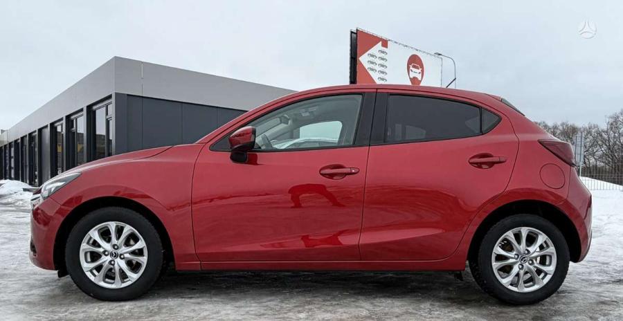 Red Mazda 2 2016 in Taurage, with an engine capacity of 1.50 L and mileage of 185 thousand km for 4600 €, photo 8 on AUTOMOTO.COM.LV