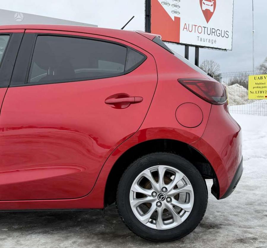 Red Mazda 2 2016 in Taurage, with an engine capacity of 1.50 L and mileage of 185 thousand km for 4600 €, photo 9 on AUTOMOTO.COM.LV