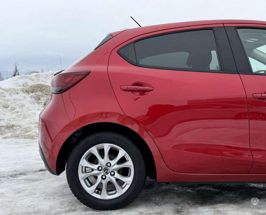 Red Mazda 2 2016 in Taurage, with an engine capacity of 1.50 L and mileage of 185 thousand km for 4600 €, photo 12 on AUTOMOTO.COM.LV