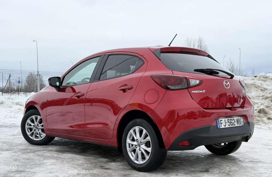 Red Mazda 2 2016 in Taurage, with an engine capacity of 1.50 L and mileage of 185 thousand km for 4600 €, photo 14 on AUTOMOTO.COM.LV