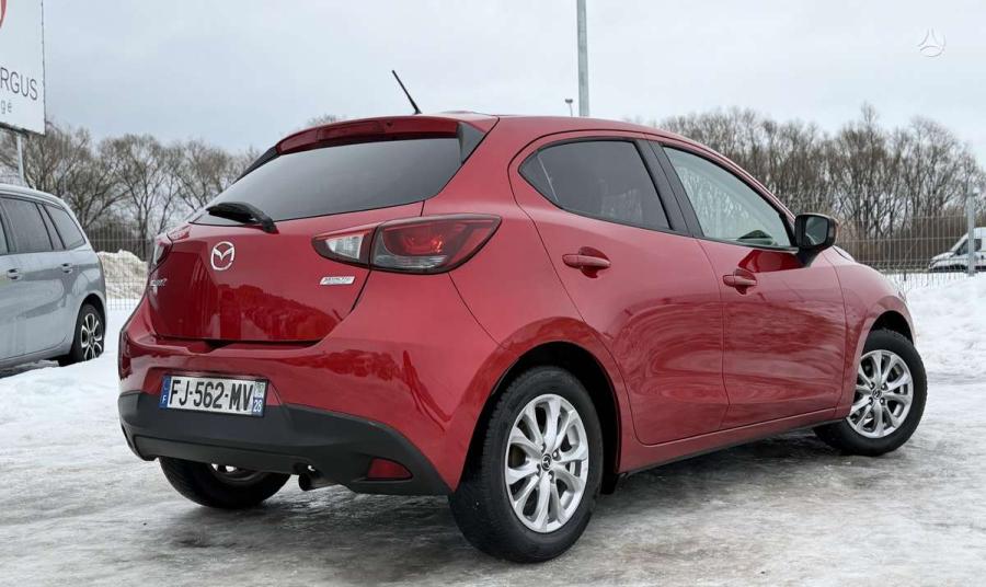 Red Mazda 2 2016 in Taurage, with an engine capacity of 1.50 L and mileage of 185 thousand km for 4600 €, photo 15 on AUTOMOTO.COM.LV