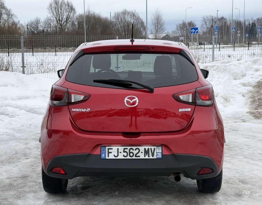 Red Mazda 2 2016 in Taurage, with an engine capacity of 1.50 L and mileage of 185 thousand km for 4600 €, photo 16 on AUTOMOTO.COM.LV