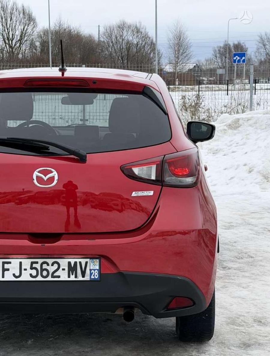 Red Mazda 2 2016 in Taurage, with an engine capacity of 1.50 L and mileage of 185 thousand km for 4600 €, photo 17 on AUTOMOTO.COM.LV