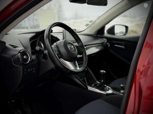 Red Mazda 2 2016 in Taurage, with an engine capacity of 1.50 L and mileage of 185 thousand km for 4600 €, photo 32 on AUTOMOTO.COM.LV