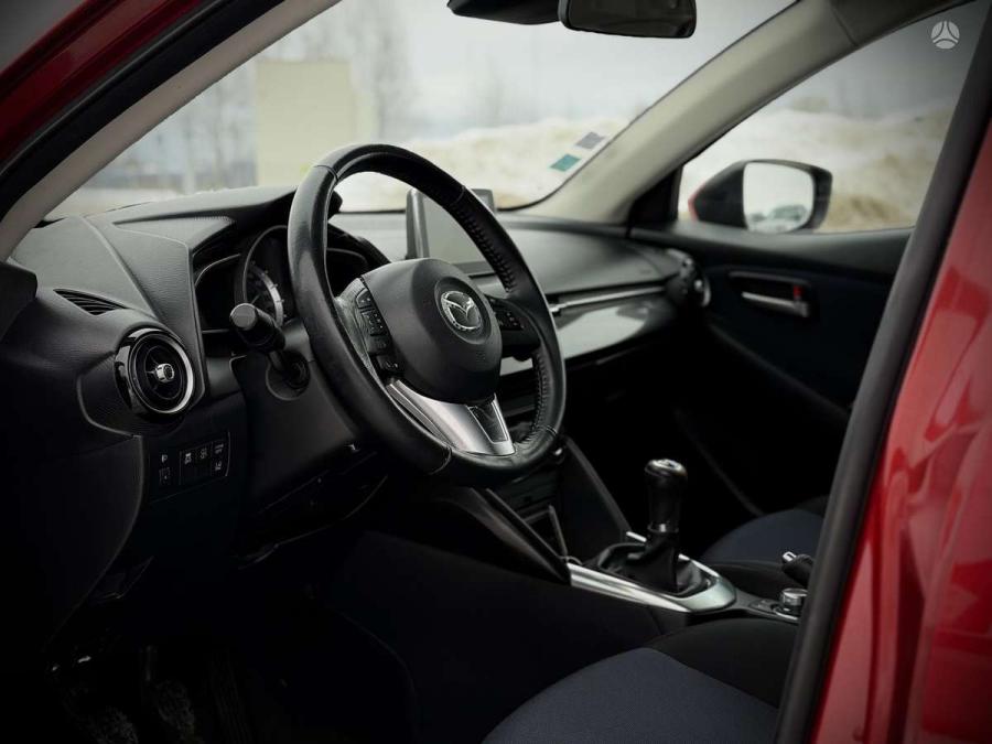 Red Mazda 2 2016 in Taurage, with an engine capacity of 1.50 L and mileage of 185 thousand km for 4600 €, photo 32 on AUTOMOTO.COM.LV