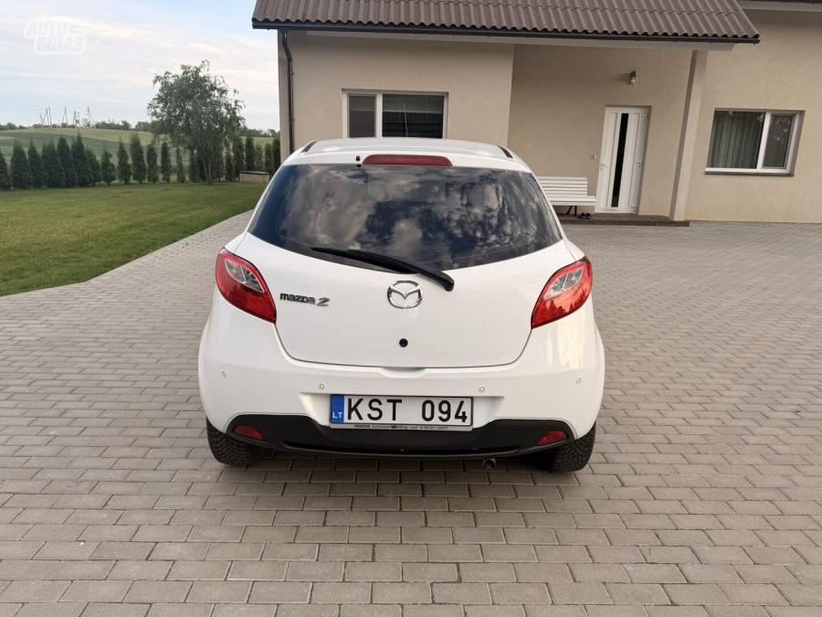 White Mazda 2 2010 in Marijampole, with an engine capacity of 1.50 L and mileage of 94 thousand km for 3500 €, photo 6 on AUTOMOTO.COM.LV
