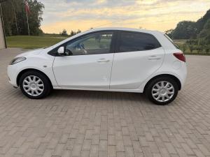White Mazda 2 2010 in Marijampole, with an engine capacity of 1.50 L and mileage of 94 thousand km for 3500 €, photo 8 on AUTOMOTO.COM.LV