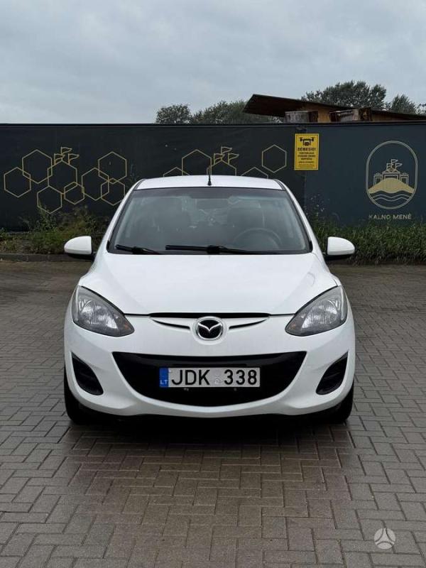 White Mazda 2 2011 in Kaunas, with an engine capacity of 1.35 L and mileage of 149 thousand km for 1990 €, photo 1 on AUTOMOTO.COM.LV