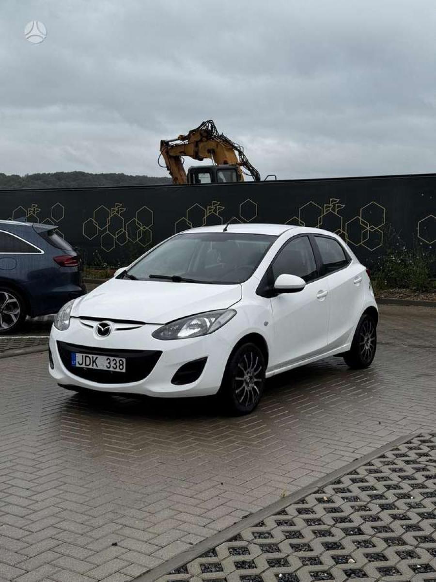 White Mazda 2 2011 in Kaunas, with an engine capacity of 1.35 L and mileage of 149 thousand km for 1990 €, photo 3 on AUTOMOTO.COM.LV