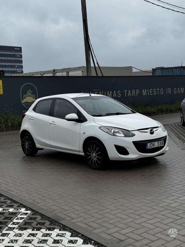 White Mazda 2 2011 in Kaunas, with an engine capacity of 1.35 L and mileage of 149 thousand km for 1990 €, photo 3 on AUTOMOTO.COM.LV