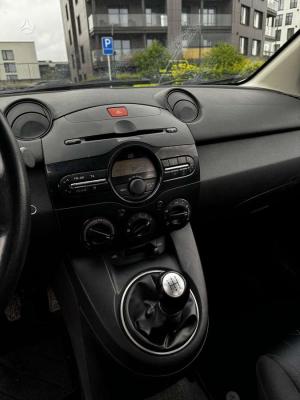 White Mazda 2 2011 in Kaunas, with an engine capacity of 1.35 L and mileage of 149 thousand km for 1990 €, photo 8 on AUTOMOTO.COM.LV