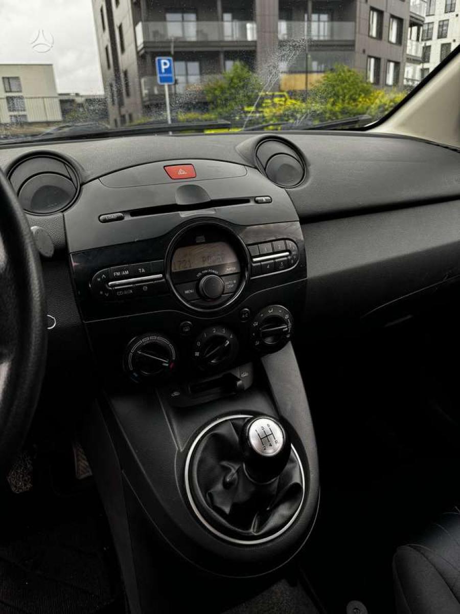 White Mazda 2 2011 in Kaunas, with an engine capacity of 1.35 L and mileage of 149 thousand km for 1990 €, photo 8 on AUTOMOTO.COM.LV