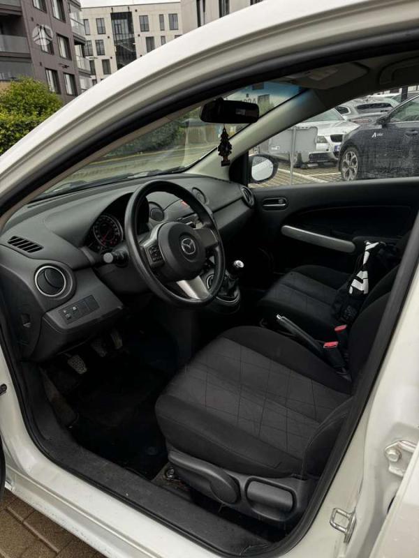 White Mazda 2 2011 in Kaunas, with an engine capacity of 1.35 L and mileage of 149 thousand km for 1990 €, photo 8 on AUTOMOTO.COM.LV