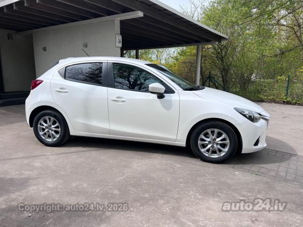 White Mazda 2 2015 in Tallinn, with an engine capacity of 1.50 L and mileage of 117 thousand km for 8500 €, photo 4 on AUTOMOTO.COM.LV