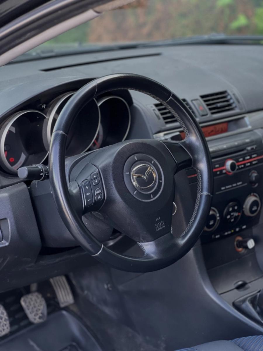 Black Mazda 3 2005 in Riga, with an engine capacity of 1.60 L and mileage of 291 thousand km for 1650 €, photo 6 on AUTOMOTO.COM.LV