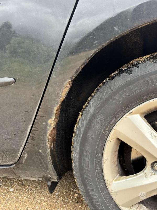 Black Mazda 3 2008 in Vilnius, with an engine capacity of 1.56 L and mileage of 279 thousand km for 900 €, photo 7 on AUTOMOTO.COM.LV