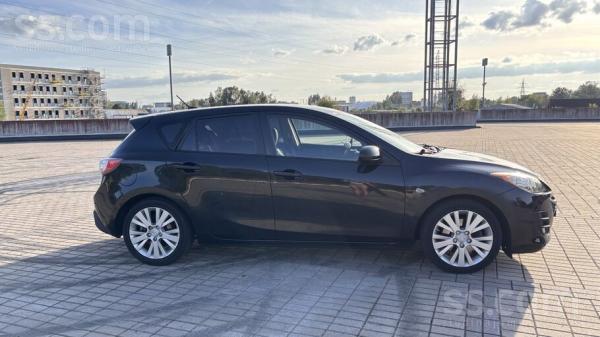 Black Mazda 3 2010 in Riga, with an engine capacity of 2.00 L and mileage of 183 thousand km for 2700 €, photo 4 on AUTOMOTO.COM.LV
