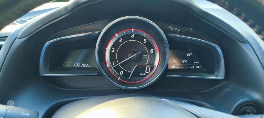 Black Mazda 3 2016 in Vilnius, with an engine capacity of 2.19 L and mileage of 133 thousand km for 6350 €, photo 14 on AUTOMOTO.COM.LV