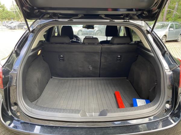 Black Mazda 3 2018 in Sveicarija, with an engine capacity of 2.20 L and mileage of 195 thousand km for 4900 €, photo 9 on AUTOMOTO.COM.LV