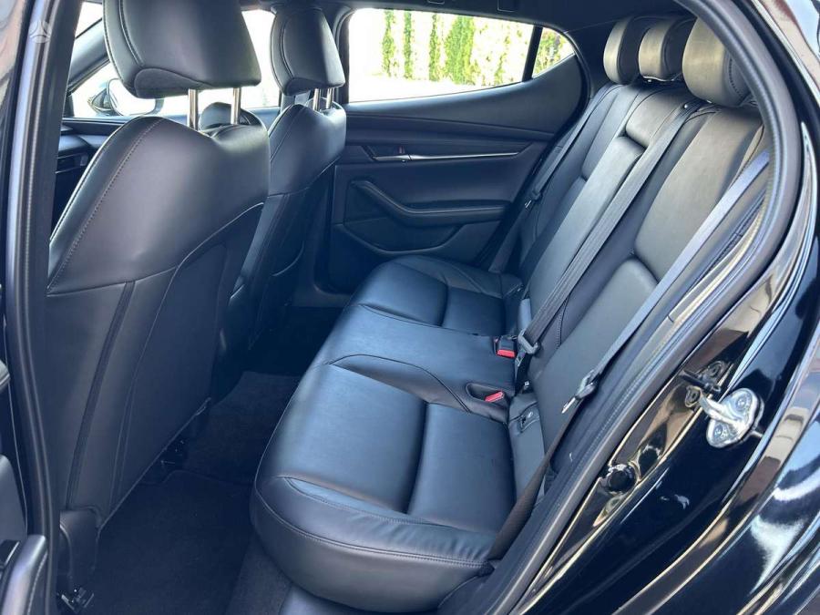 Black Mazda 3 2024 in Kretinga, with an engine capacity of 2.50 L and mileage of 44 thousand km for 17399 €, photo 27 on AUTOMOTO.COM.LV