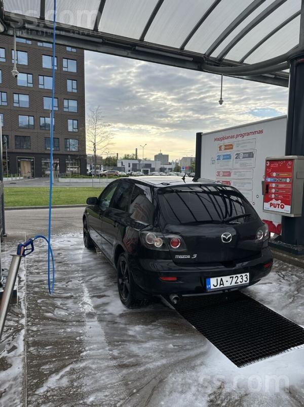 Black Mazda 3 2006 in Riga, with an engine capacity of 1.60 L and mileage of 151 thousand km for 1100 €, photo 4 on AUTOMOTO.COM.LV