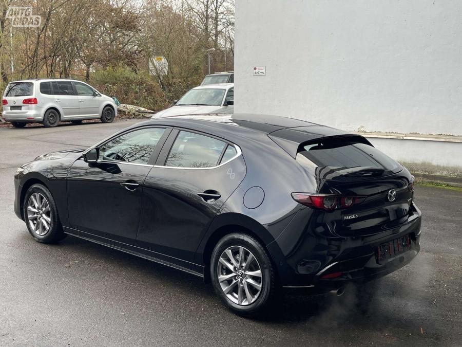Black Mazda 3 2021 in Kaunas, with an engine capacity of 2.00 L and mileage of 71 thousand km for 22297 €, photo 4 on AUTOMOTO.COM.LV