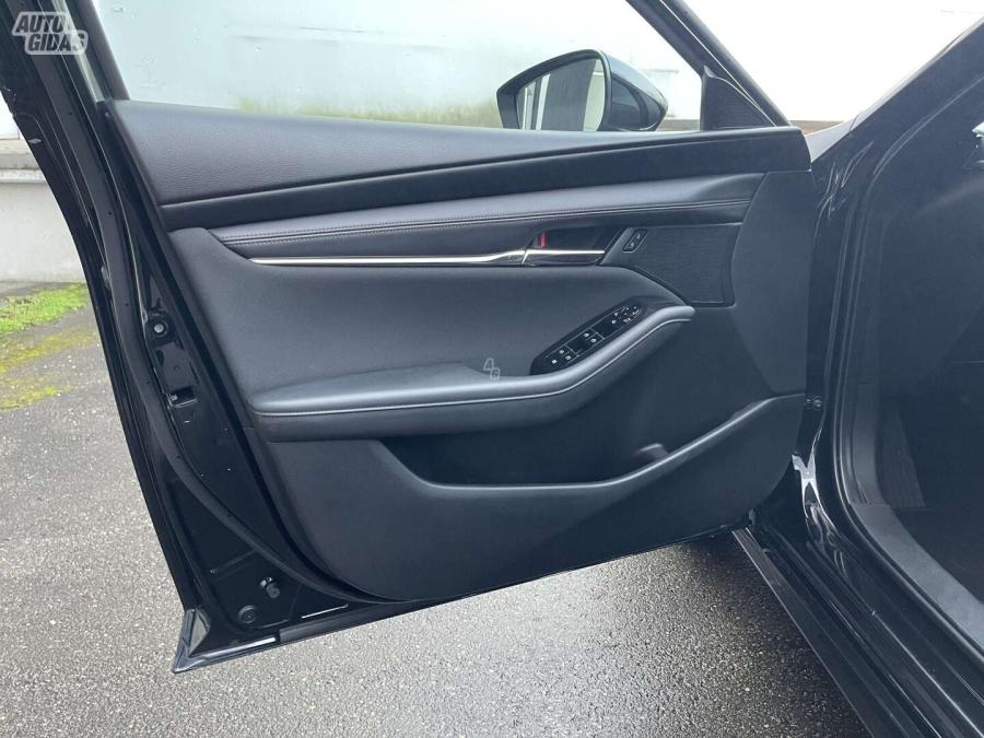 Black Mazda 3 2022 in Kaunas, with an engine capacity of 2.00 L and mileage of 35 thousand km for 24357 €, photo 11 on AUTOMOTO.COM.LV