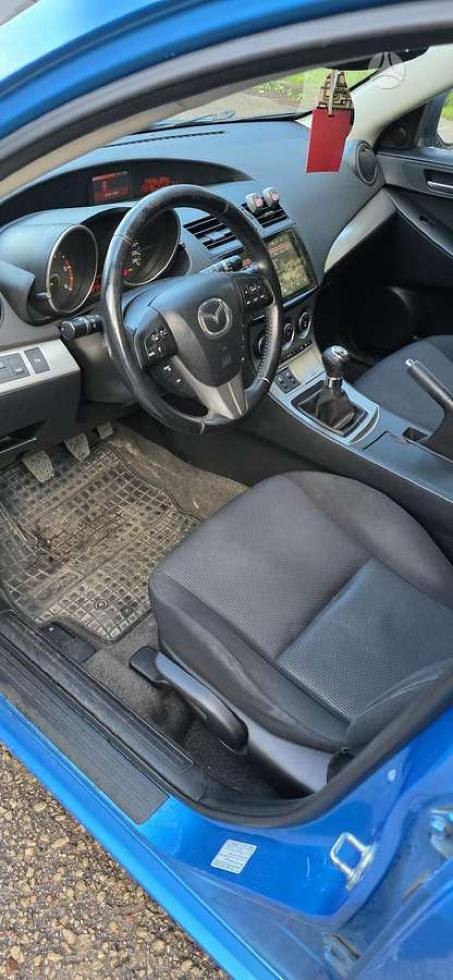 Blue Mazda 3 2010 in Vilnius, with an engine capacity of 1.56 L and mileage of 192 thousand km for 1499 €, photo 12 on AUTOMOTO.COM.LV