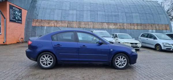 Blue Mazda 3 2005 in Valmiera, with an engine capacity of 1.60 L and mileage of 176 thousand km for 1150 €, photo 2 on AUTOMOTO.COM.LV