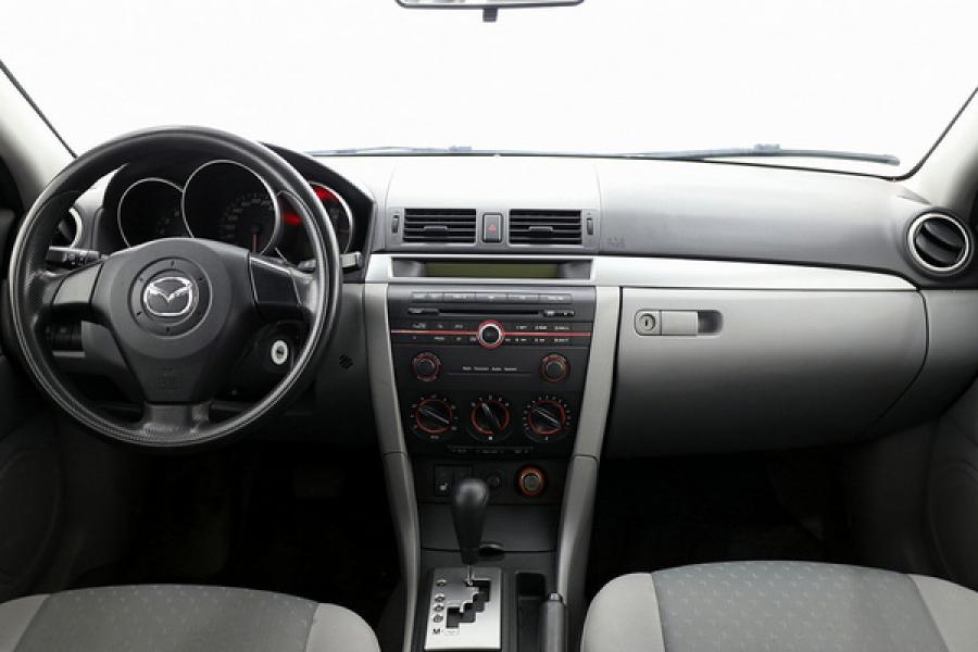 Green Mazda 3 2005 in Tallinn, with an engine capacity of 1.60 L and mileage of 132 thousand km for 699 €, photo 6 on AUTOMOTO.COM.LV