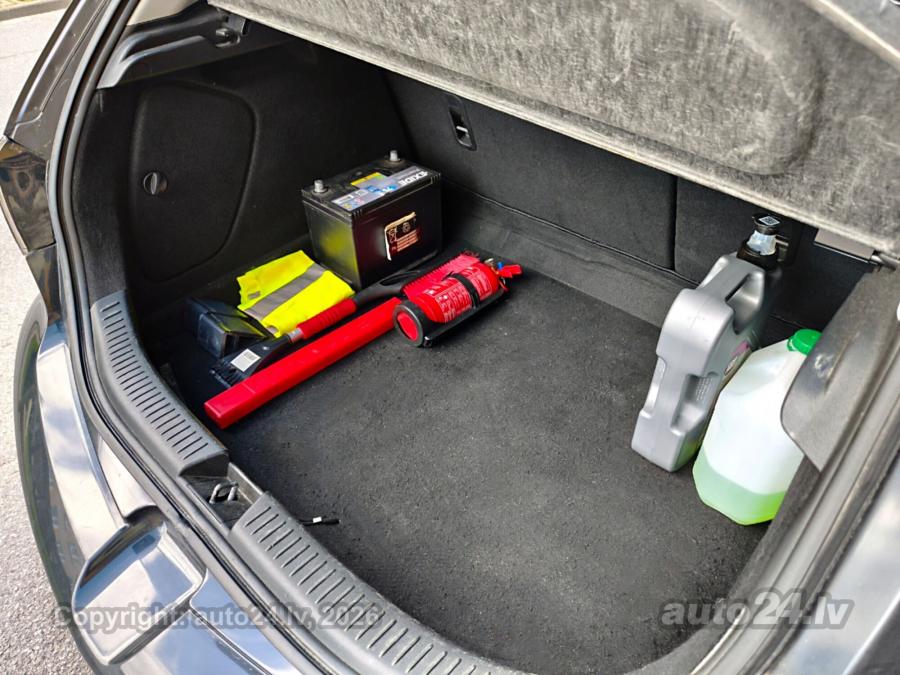Grey Mazda 3 2008 in Voru, with an engine capacity of 2.00 L and mileage of 225 thousand km for 1800 €, photo 6 on AUTOMOTO.COM.LV