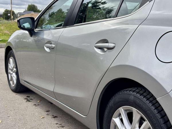 Mazda 3 2015 in Vilnius on AUTOMOTO.COM.LV Grey Mazda 3 2015 in Vilnius, with an engine capacity of 2.20 L and mileage of 234 thousand km for 4500 €, photo 5 on AUTOMOTO.COM.LV