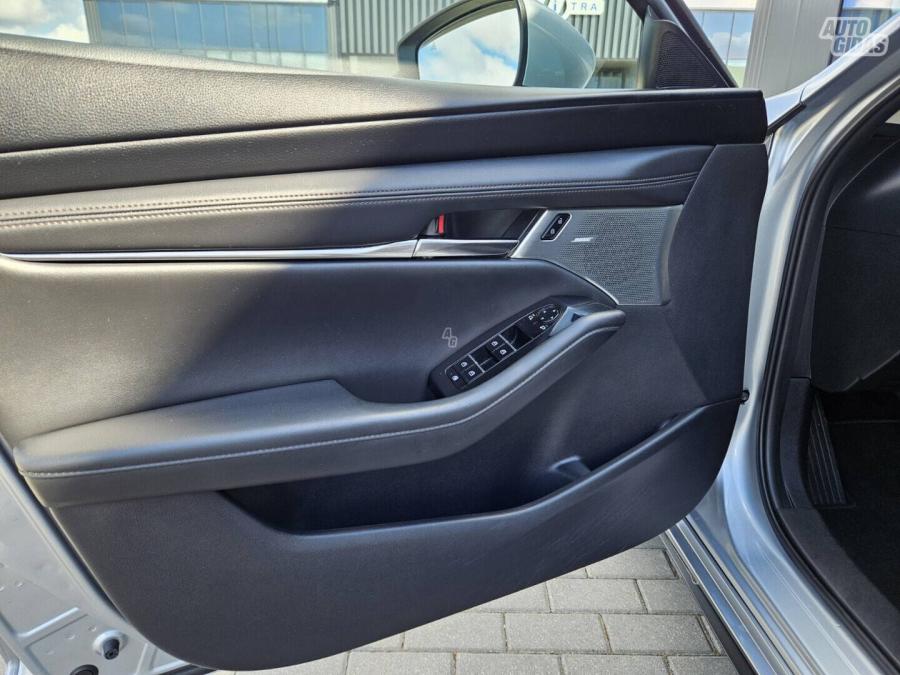 Grey Mazda 3 2020 in Siauliai, with an engine capacity of 2.50 L and mileage of 63 thousand km for 16888 €, photo 15 on AUTOMOTO.COM.LV