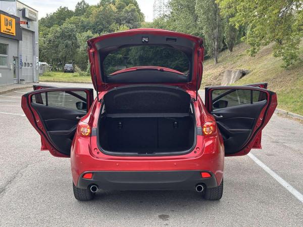 Red Mazda 3 2016 in Jonava, with an engine capacity of 2.19 L and mileage of 173 thousand km for 7999 €, photo 8 on AUTOMOTO.COM.LV