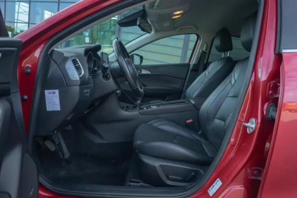 Sarkans Mazda 3 2018 Liepāja, ar dzinēja tilpumu 2.20 L un nobraukumu 266 tūkst. km par 9800 €, foto 8 vietnē AUTOMOTO.COM.LV