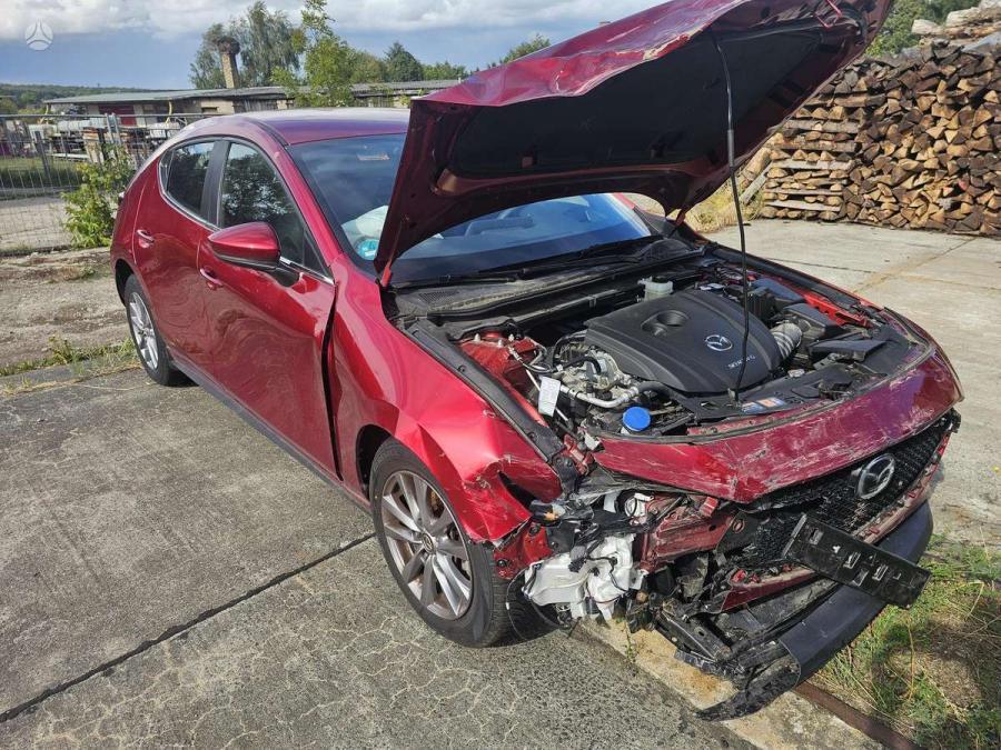 Red Mazda 3 2019 in Kelme, with an engine capacity of 2.00 L and mileage of 48 thousand km for 6500 €, photo 3 on AUTOMOTO.COM.LV