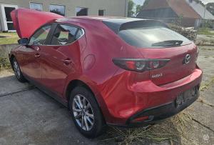 Red Mazda 3 2019 in Kelme, with an engine capacity of 2.00 L and mileage of 48 thousand km for 6500 €, photo 4 on AUTOMOTO.COM.LV