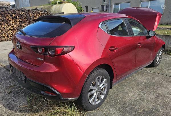 Red Mazda 3 2019 in Kelme, with an engine capacity of 2.00 L and mileage of 48 thousand km for 6500 €, photo 6 on AUTOMOTO.COM.LV