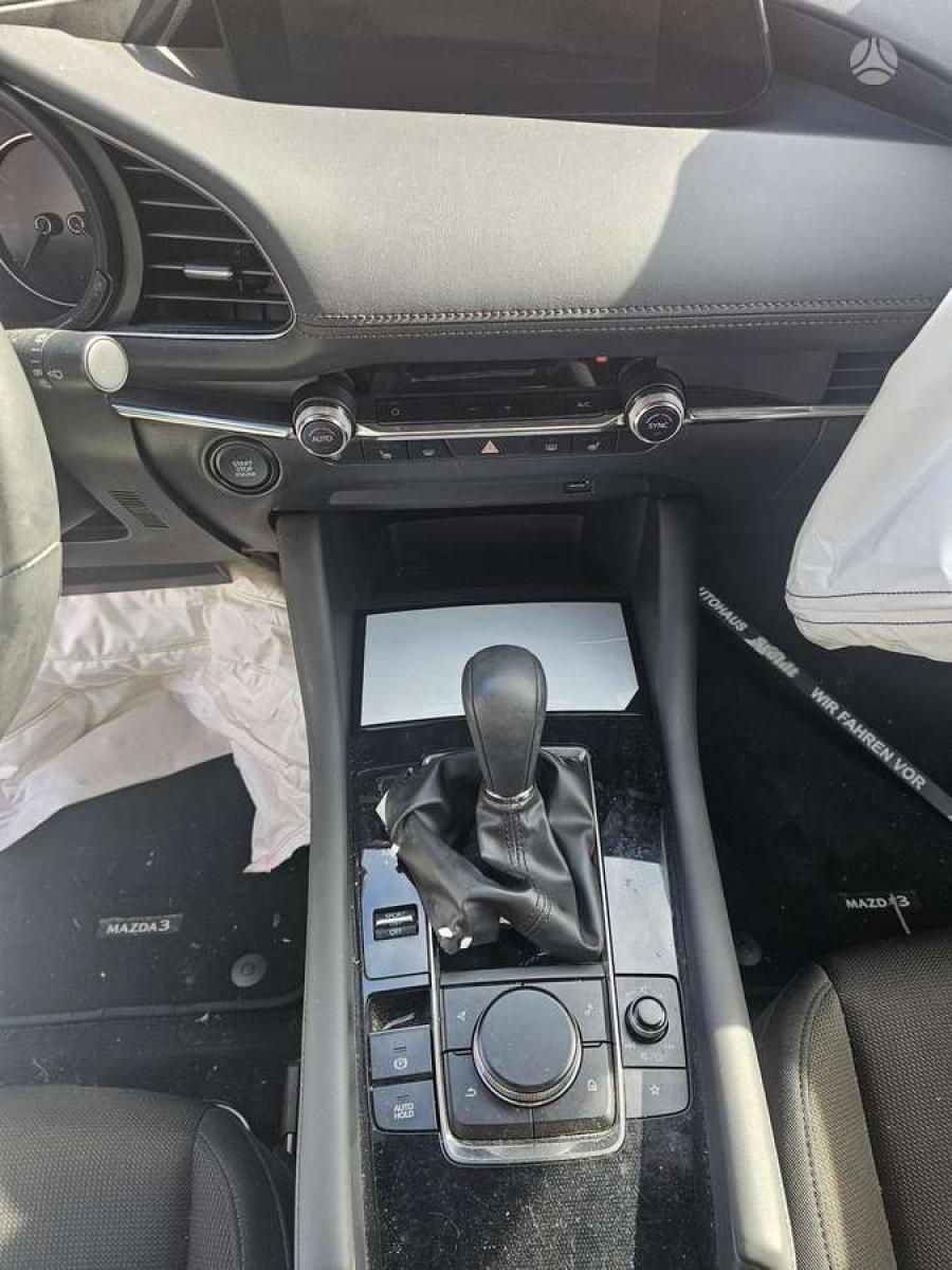 Red Mazda 3 2019 in Kelme, with an engine capacity of 2.00 L and mileage of 48 thousand km for 6500 €, photo 12 on AUTOMOTO.COM.LV