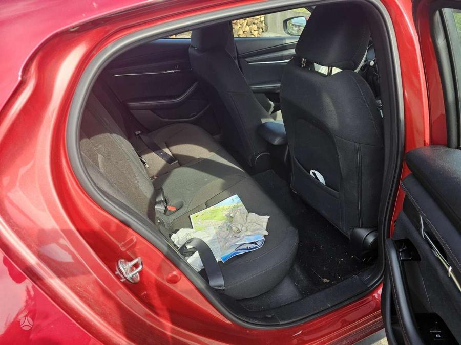 Red Mazda 3 2019 in Kelme, with an engine capacity of 2.00 L and mileage of 48 thousand km for 6500 €, photo 15 on AUTOMOTO.COM.LV