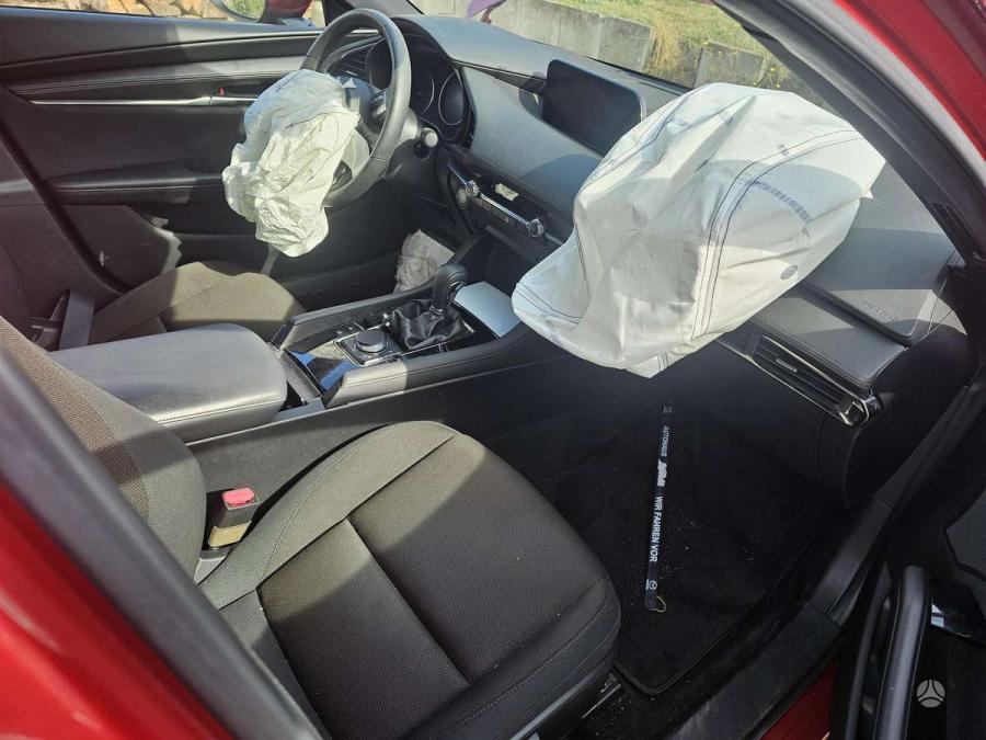 Red Mazda 3 2019 in Kelme, with an engine capacity of 2.00 L and mileage of 48 thousand km for 6500 €, photo 16 on AUTOMOTO.COM.LV