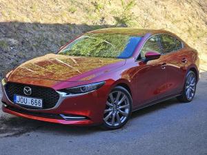 Red Mazda 3 2019 in Vilnius, with an engine capacity of 2.00 L and mileage of 52 thousand km for 23666 €, photo 3 on AUTOMOTO.COM.LV