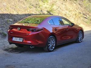 Red Mazda 3 2019 in Vilnius, with an engine capacity of 2.00 L and mileage of 52 thousand km for 23666 €, photo 10 on AUTOMOTO.COM.LV